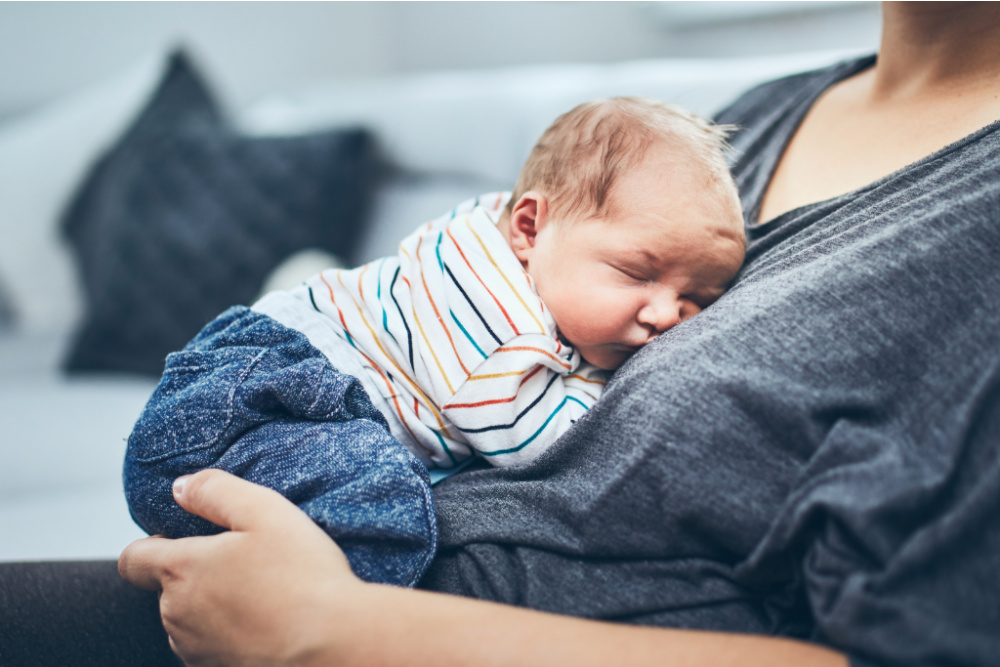 What to Expect with a Newborn Week by Week (Everything You Need to Know)